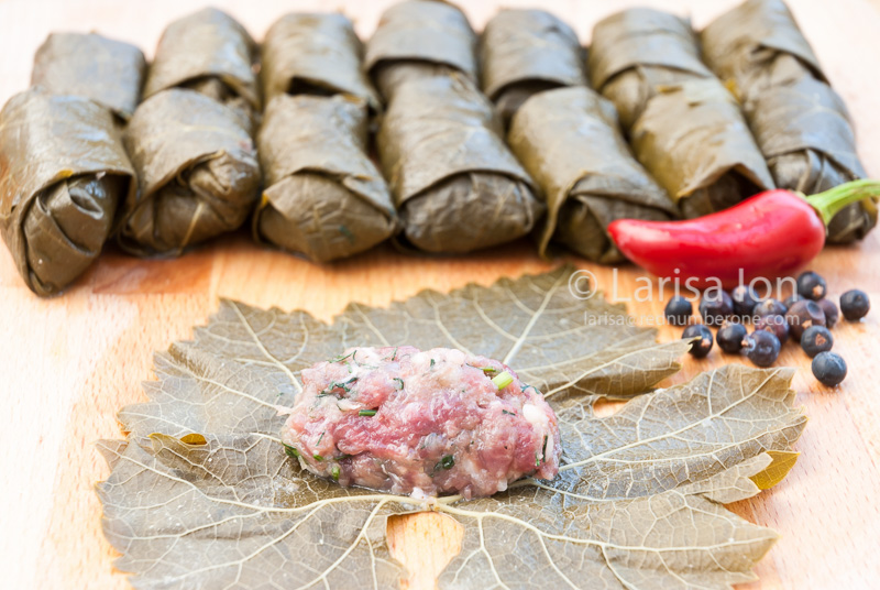 Долма из виноградных листьев фаршированных мясом с рисом. Пошаговый ...